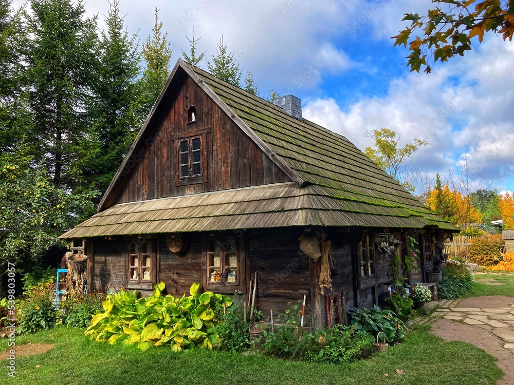 Zdjęcie Stock: Mountain modern house. Old cabin log house in the ...