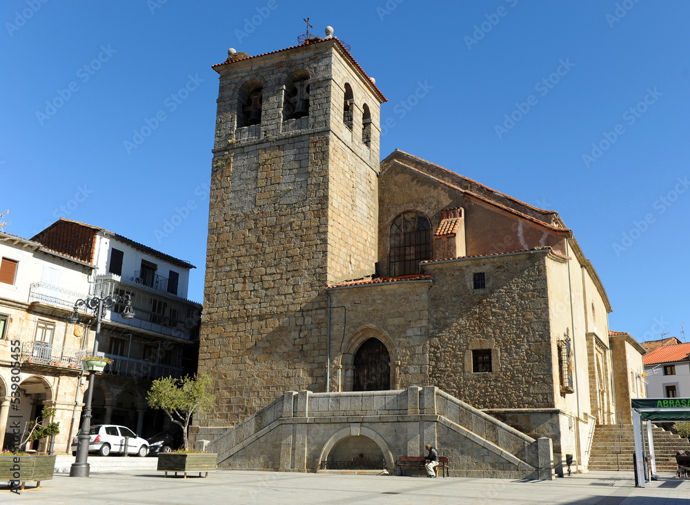 Iglesia de El Salvador en la Plaza Mayor de Maldonado de Béjar ...