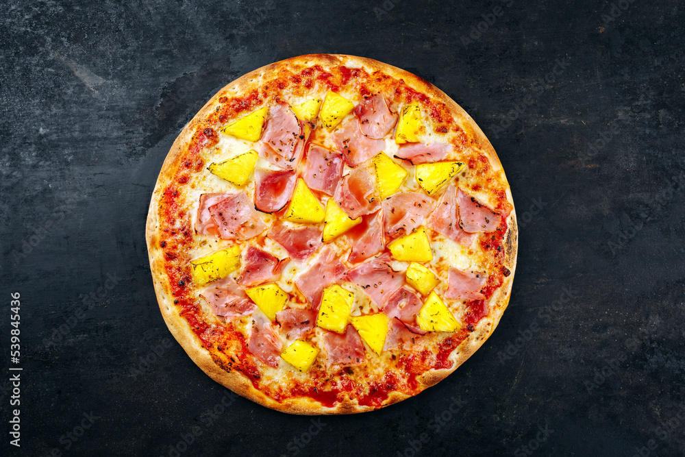 Traditionelle italienische Pizza Hawaii mit Schinken, Ananas und ...