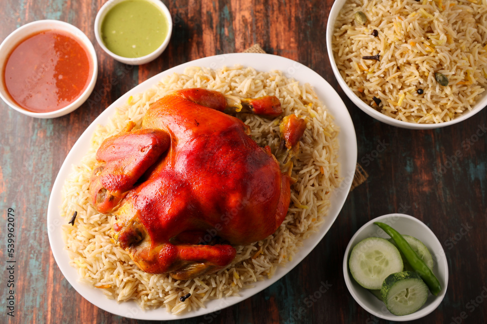 Foto de Arabic chicken Manthi or mandi cooked meat, Basmati rice with ...