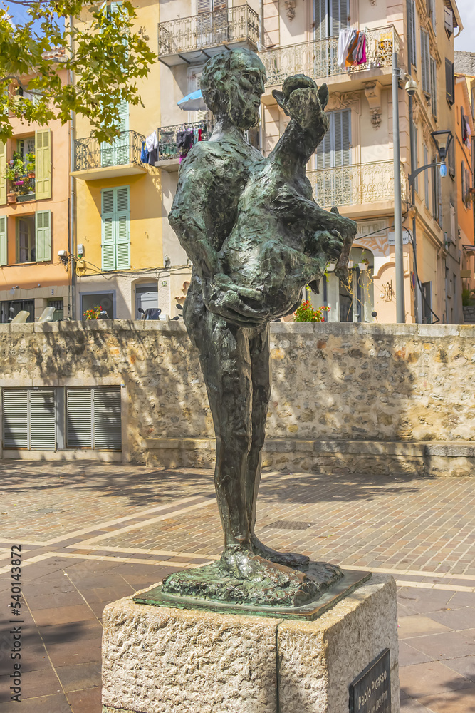 Bronze statue made by Picasso: "Man with a sheep" in 1943 and gifted to ...