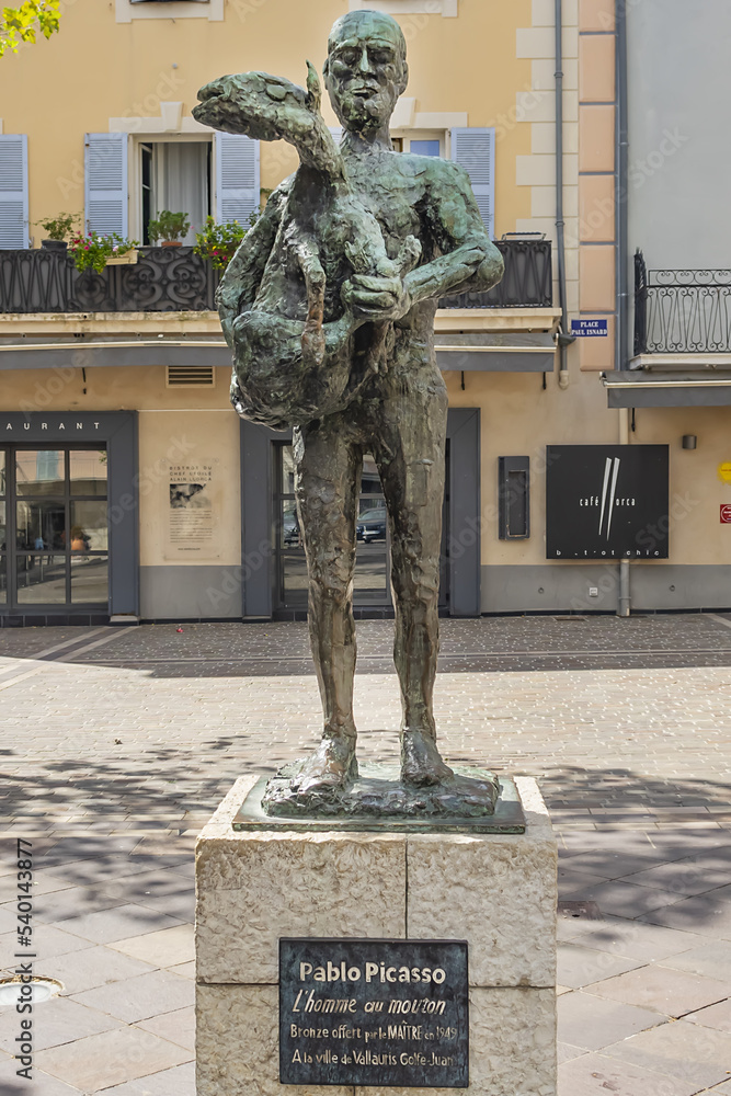 Bronze statue made by Picasso: "Man with a sheep" in 1943 and gifted to ...