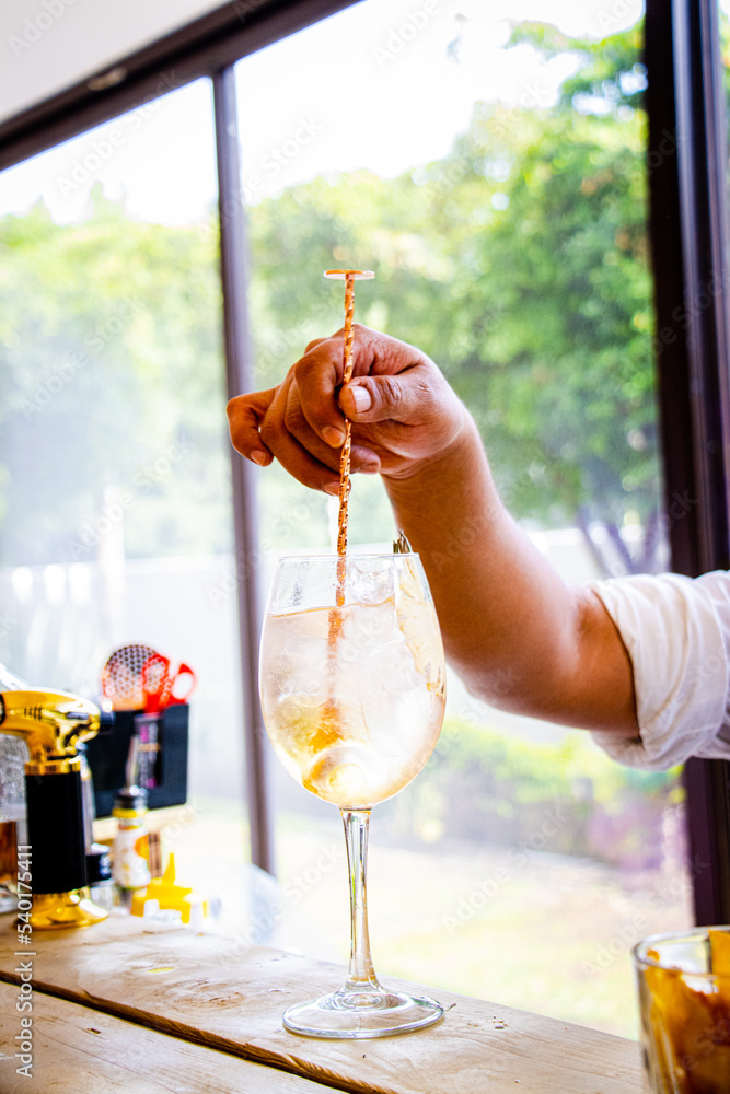 Preparación de cocktail elegantemente con palo para revolver Stock ...