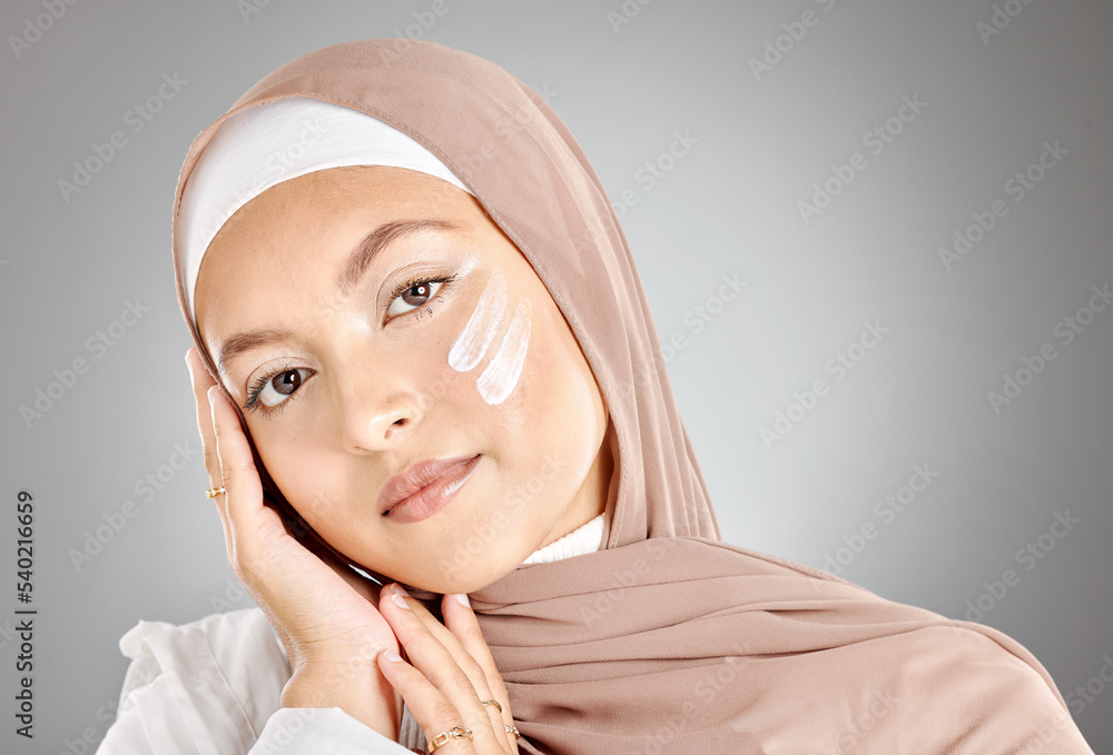 Foto de Hijab, skincare cream and muslim woman with natural beauty ...