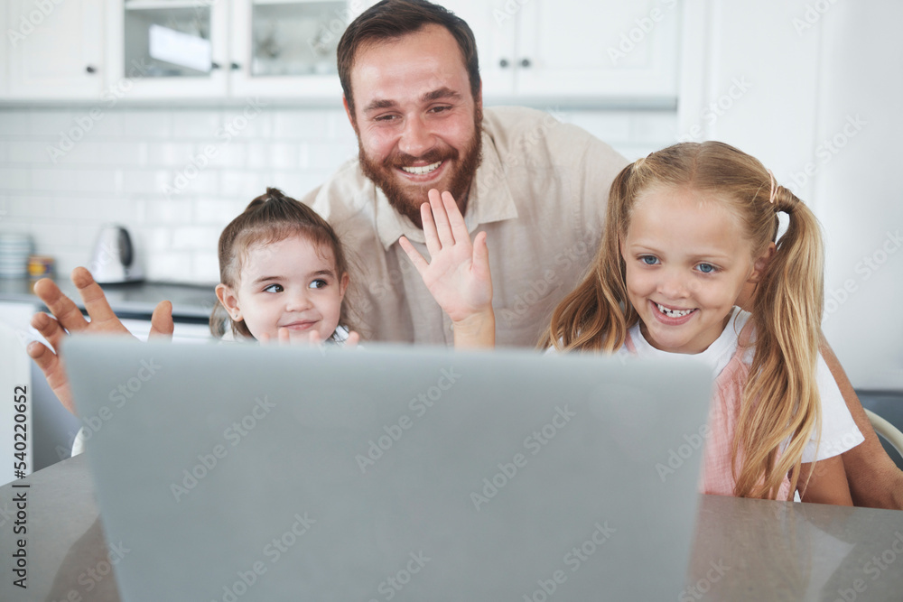 Foto Stock Laptop, video call and happy father with kids wave at ...