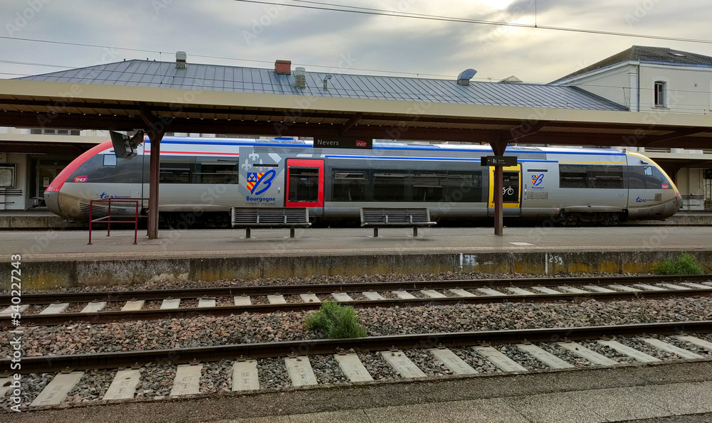 Train TER SNCF X73500 en gare de Nevers le 13 septembre 2022. Stock Photo | Adobe Stock