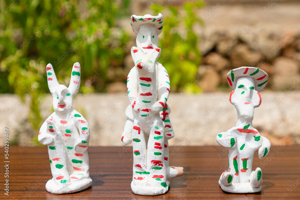 "Siurells". El "siurell" es una figura típica de la artesanía de ...