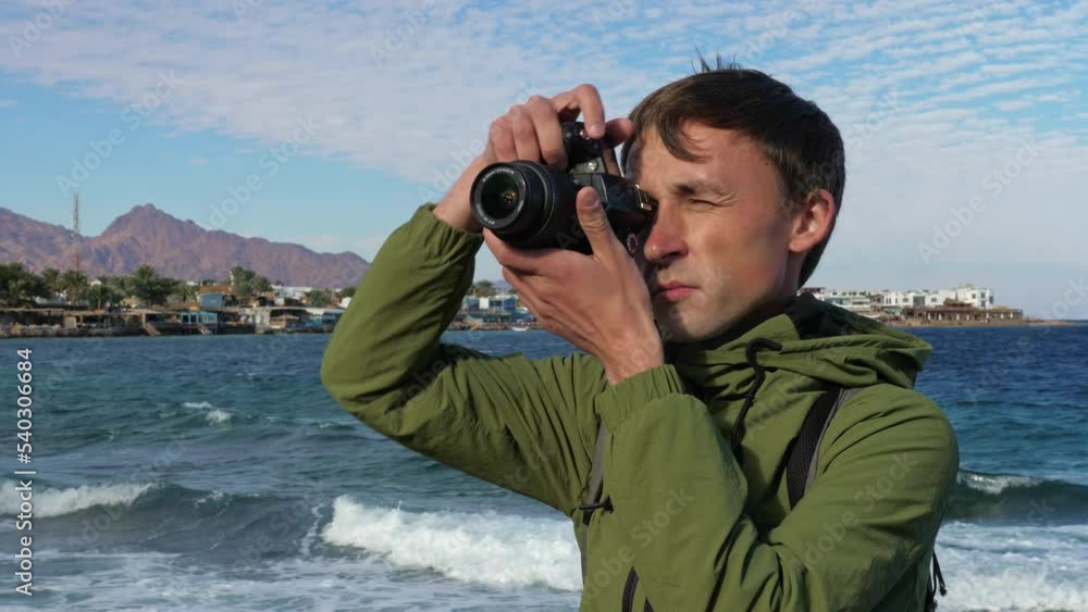 Vidéo Stock Male photographer takes pictures with camera of urban view ...