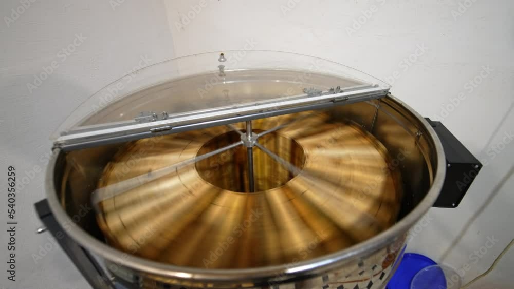 Electric machine for honey extraction working in the apiary. Device for ...