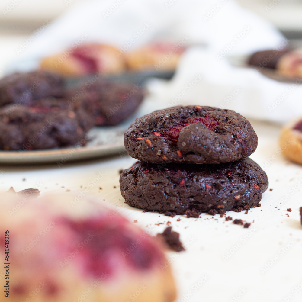 Himbeer-Schokoladen-Kekse Stock Photo | Adobe Stock