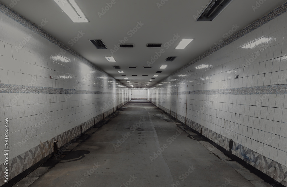 Foto de Perspective view of Ambient public underpass with white tiled ...