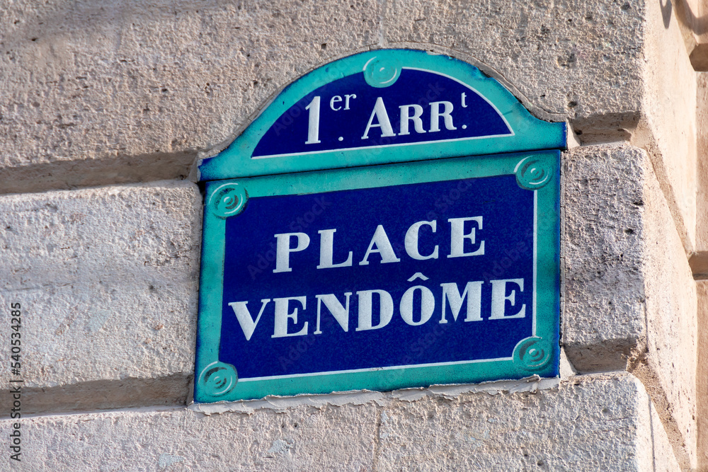 Plaque de rue parisienne traditionnelle sur laquelle est écrit "Place ...