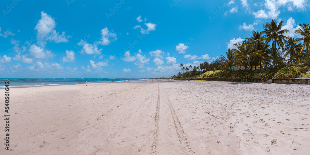Praia paradisíaca vazia sem pessoas em Proto de Galinhas Stock Photo ...