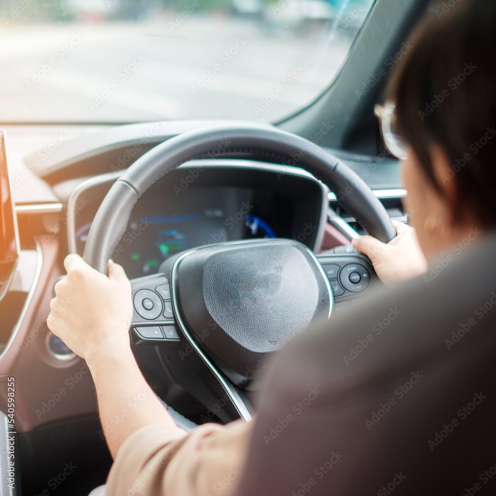 Foto de woman driver driving a car on the road, hand controlling ...