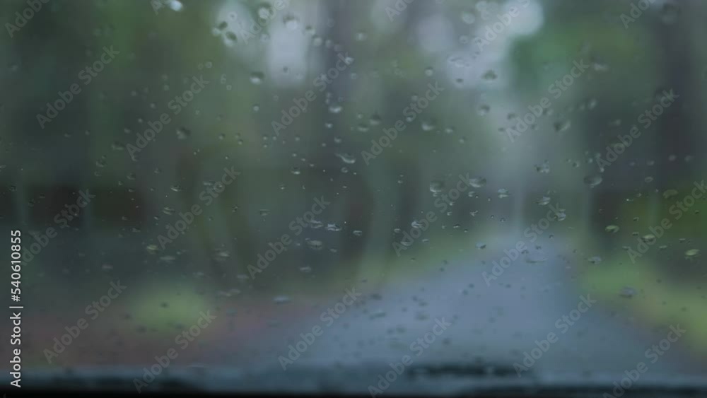 Video „Rain falling on a car windscreen. Filmed from inside the car ...