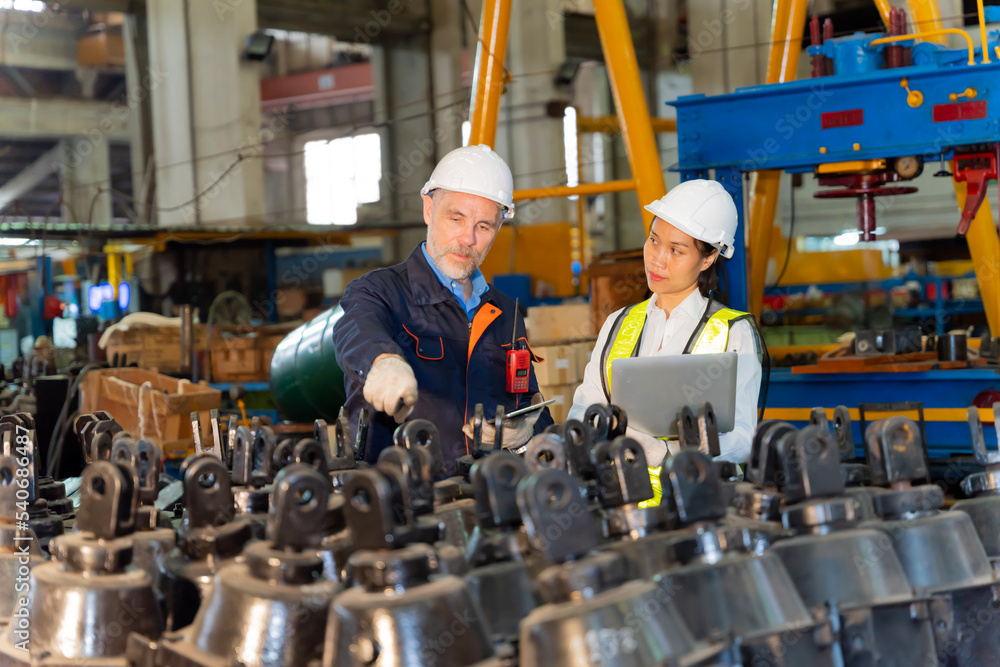 chief engineer Check the work of the workers in the old factory to ...