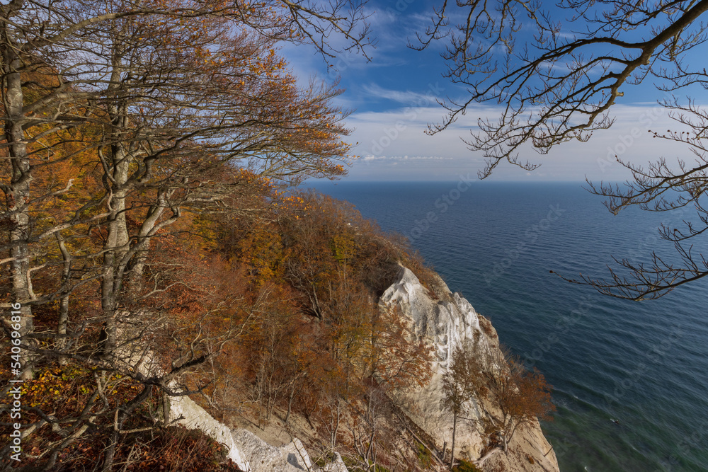Stunning view to the famous chalk cliffs of Møns Klint in beautiful ...