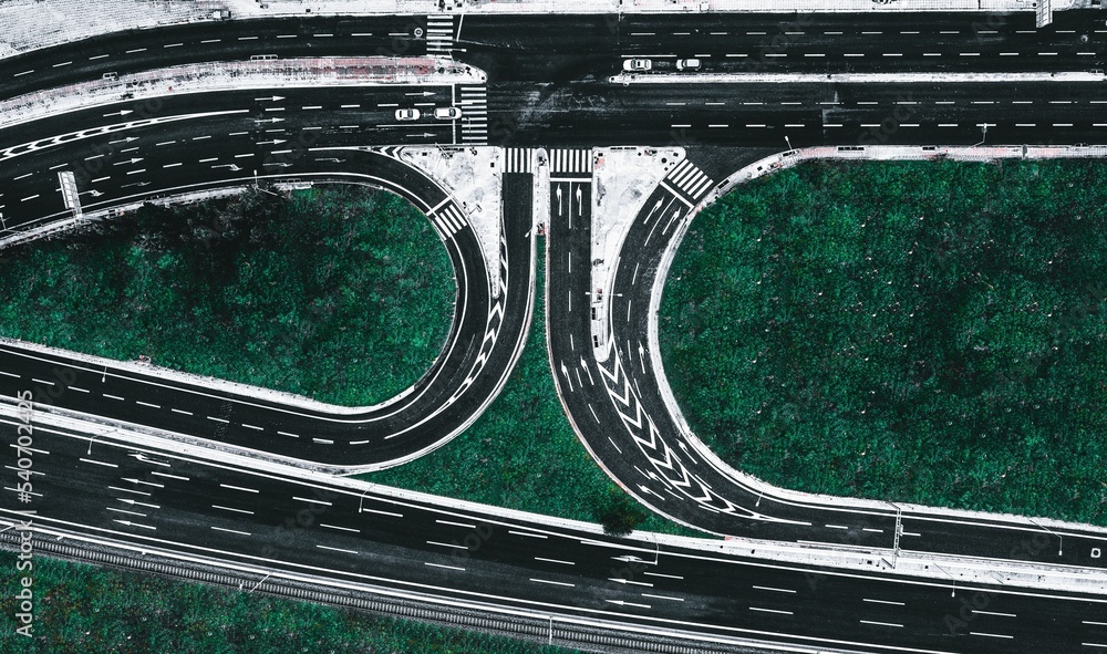 Foto de Aerial view of an empty intersection with roads and green trees ...