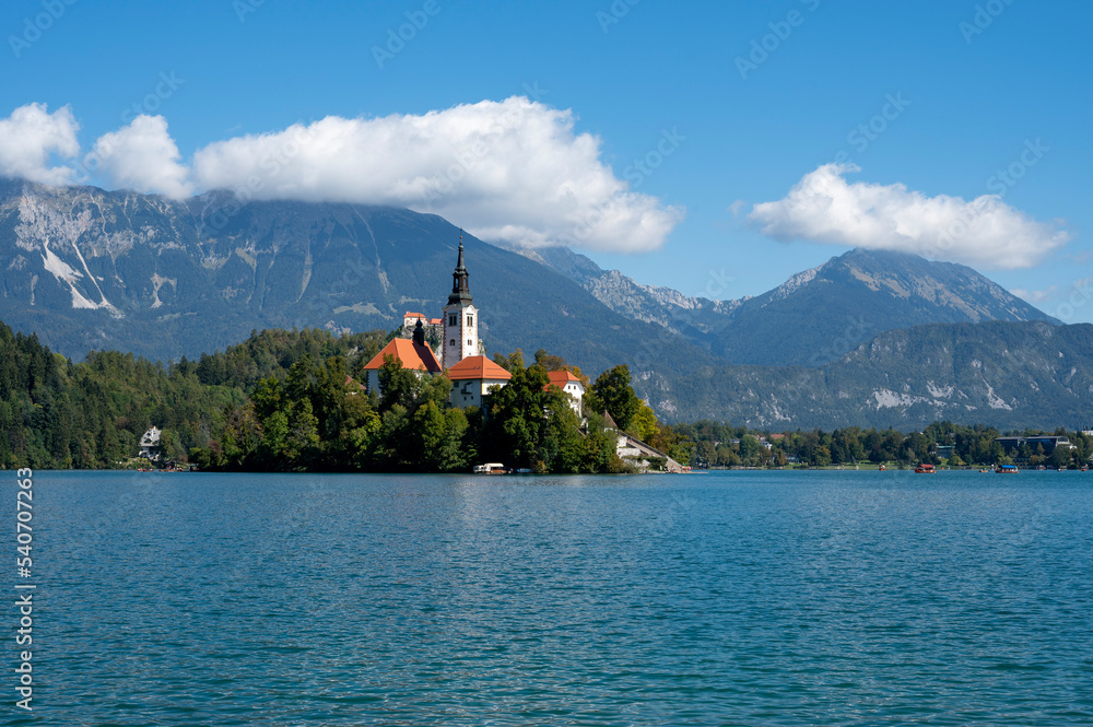Lac de Bled en Slovénie avec l'église Sainte-Marie de l'Assomption sur ...