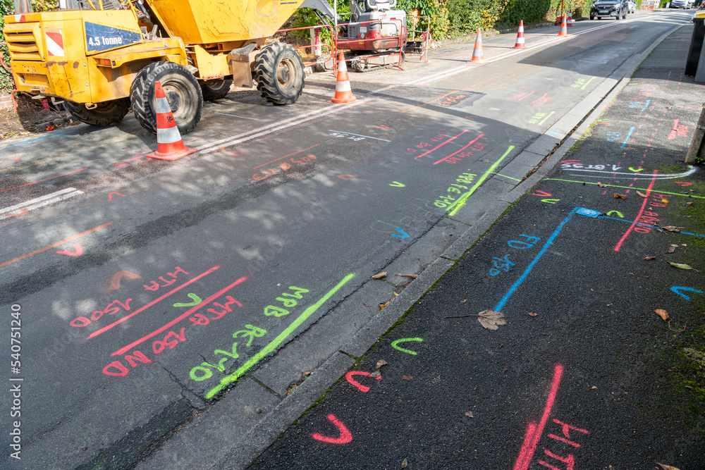 Marquage au sol de réseaux enterrés avant travaux voirie. Différents ...