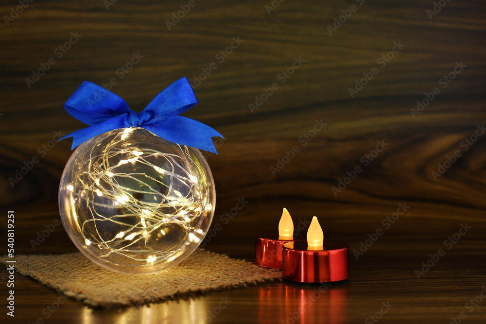 Esfera navideña con luces blancas en el interior sobre un fondo de ...