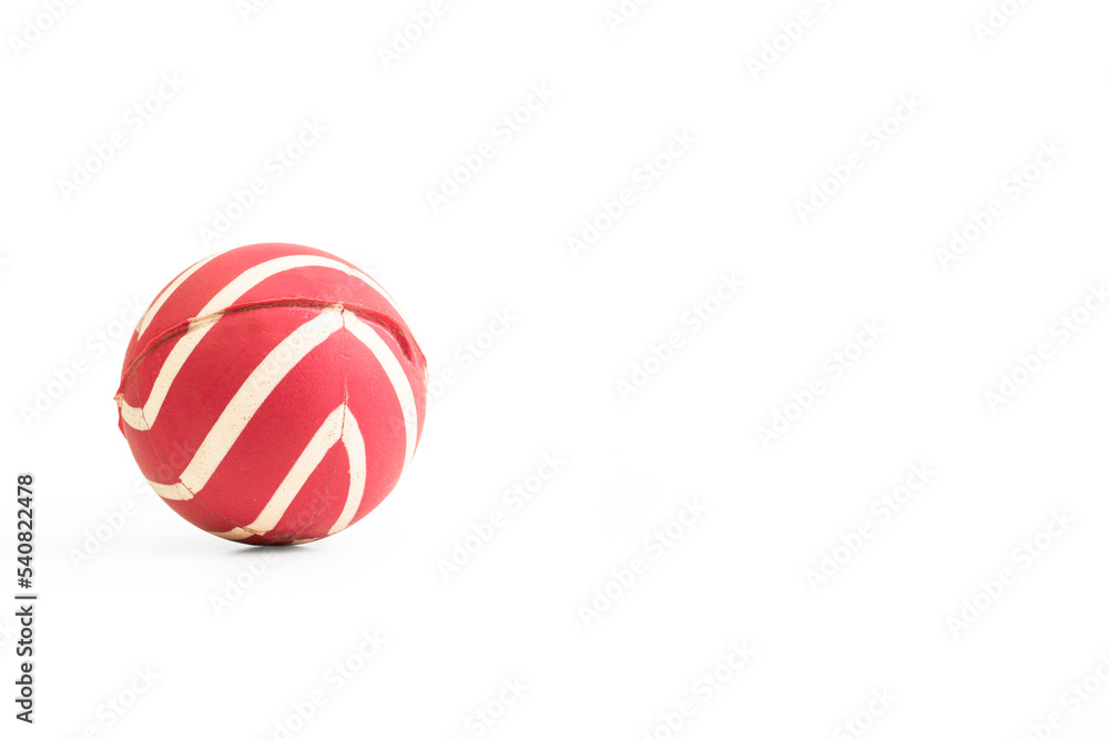 Pelota roja a rayas de goma sobre un fondo blanco liso y aislado. Vista ...