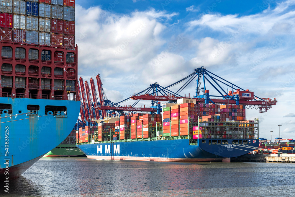 Container ships Emma Mærsk, HMM MIR and EVER APEX at Burchardkai, Hamburg, October 7, 2022 Stock ...
