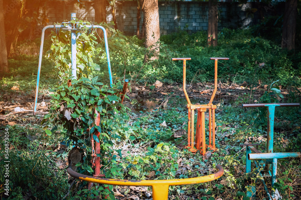 Fotografia do Stock: Old outdoor exercise equipment so worn out and ...