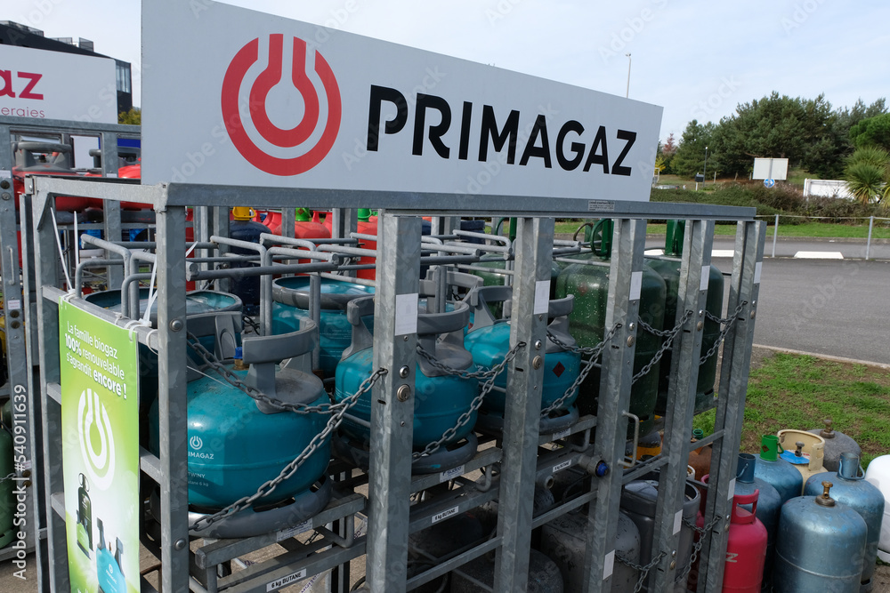 Vannes, France, 19 octobre 2022 : Bouteilles de gaz de la marque Primagaz dans un rack de ...