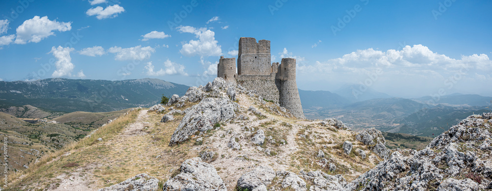 the beautiful castle of Rocca Calascio and where the film Ladyhawke was ...