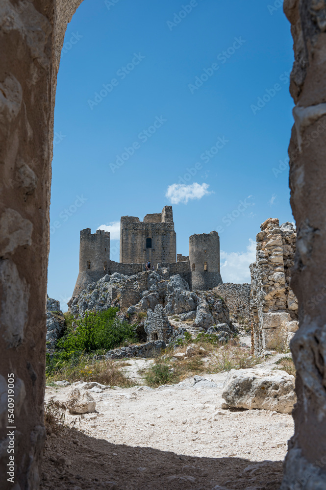 the beautiful castle of Rocca Calascio and where the film Ladyhawke was ...