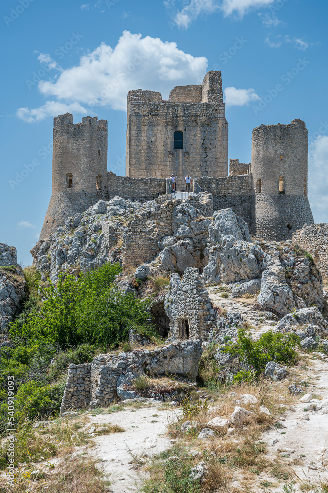 the beautiful castle of Rocca Calascio and where the film Ladyhawke was ...