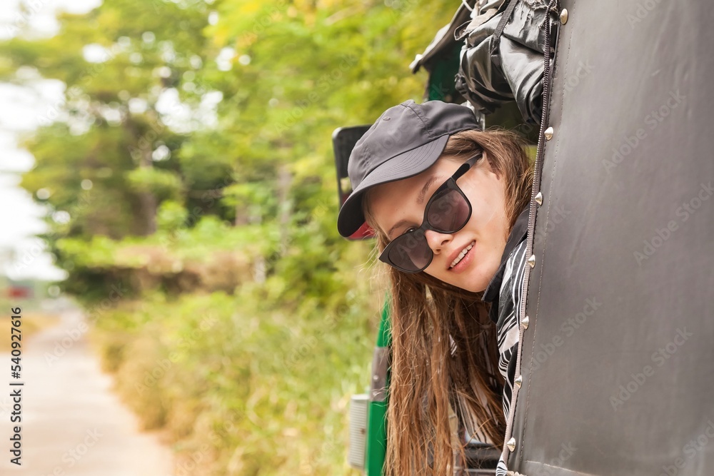 Foto de Caucasian woman tourist with sunglasses wearing casual clothing ...