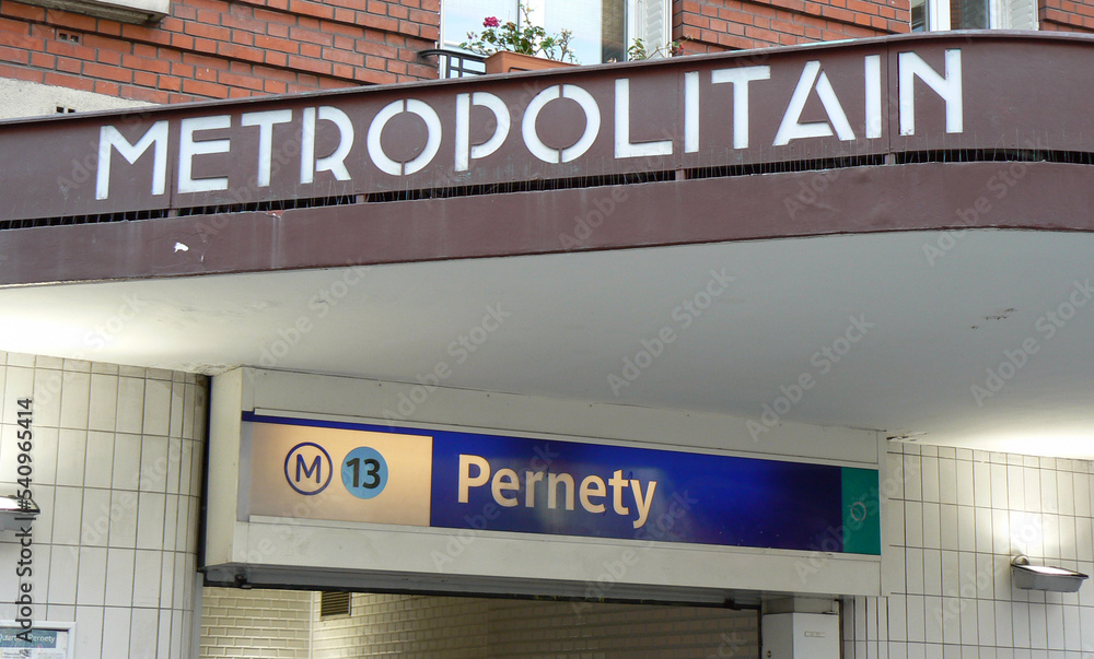 Entrée de la station de Métro Pernety à Paris. Cette station du réseau ...