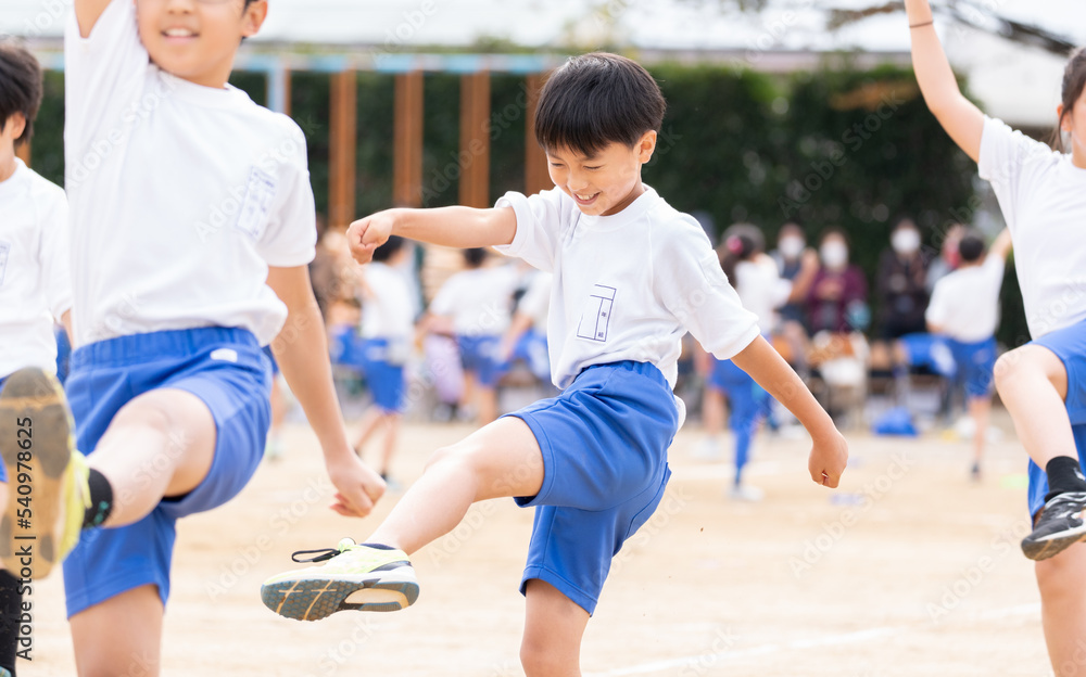 小学生の運動会でダンスをする男の子 Foto De Stock Adobe Stock