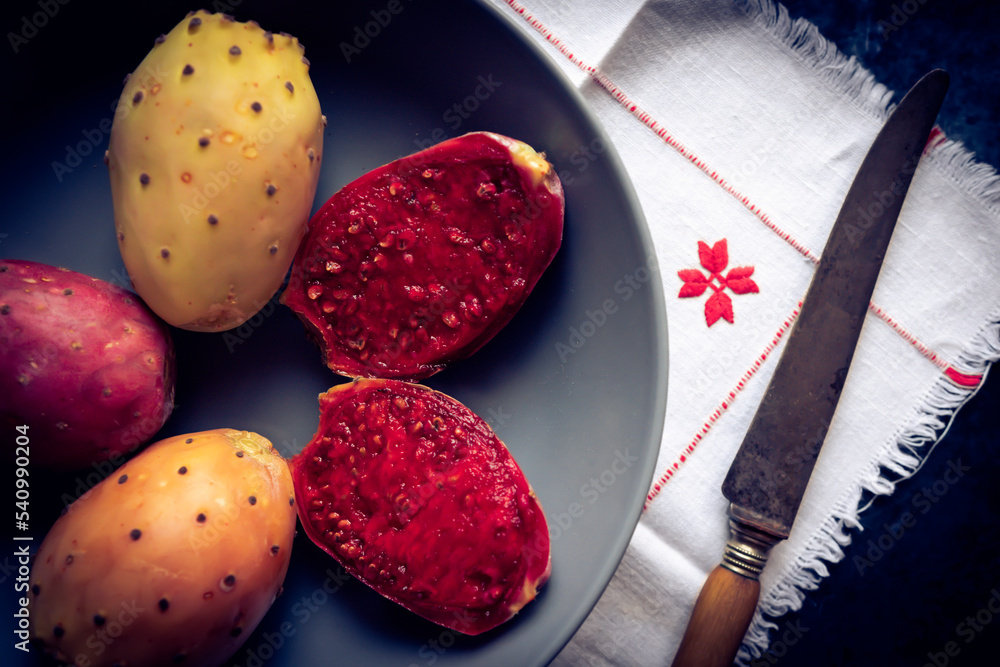 Figue de barbarie coupée en deux sur un assiette à dessert foto de ...