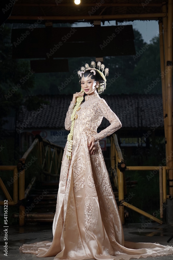 Beautiful model, wearing makeup and Javanese Indonesian wedding dress ...