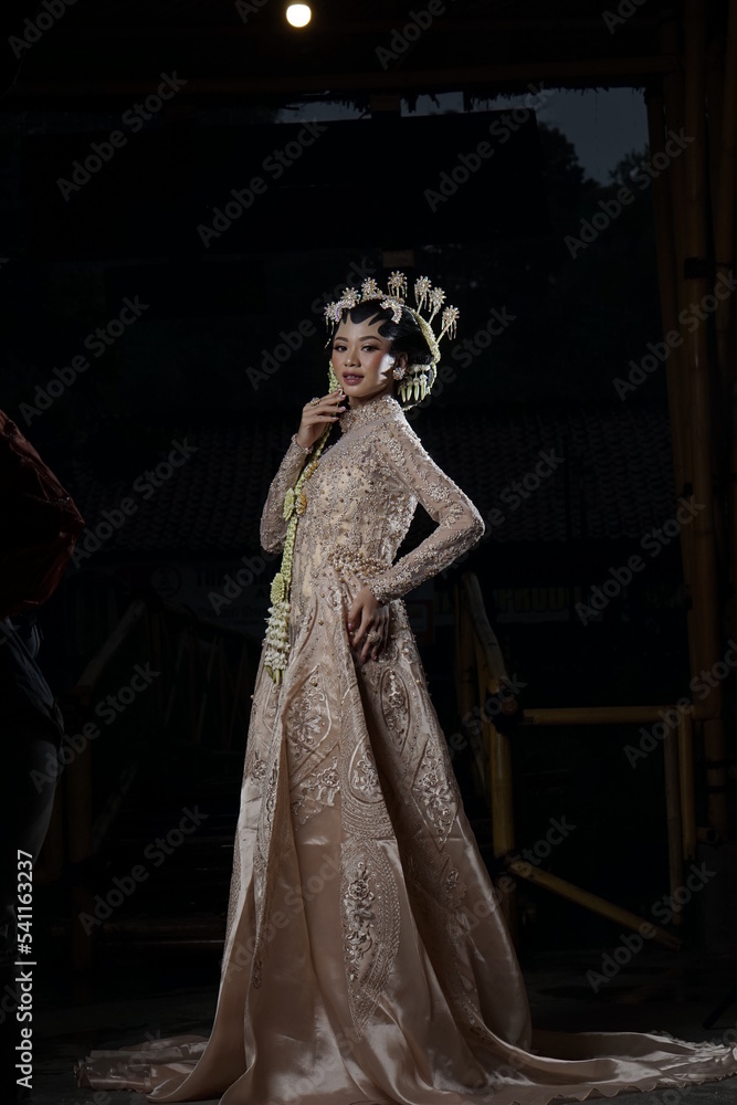 Beautiful model, wearing makeup and Javanese Indonesian wedding dress ...
