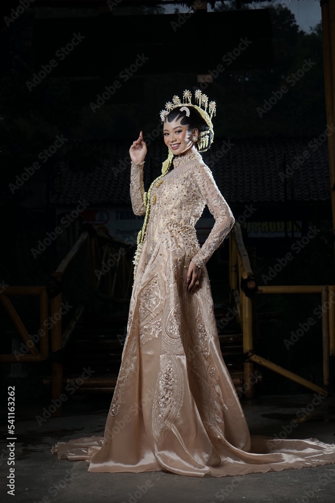 Beautiful model, wearing makeup and Javanese Indonesian wedding dress ...