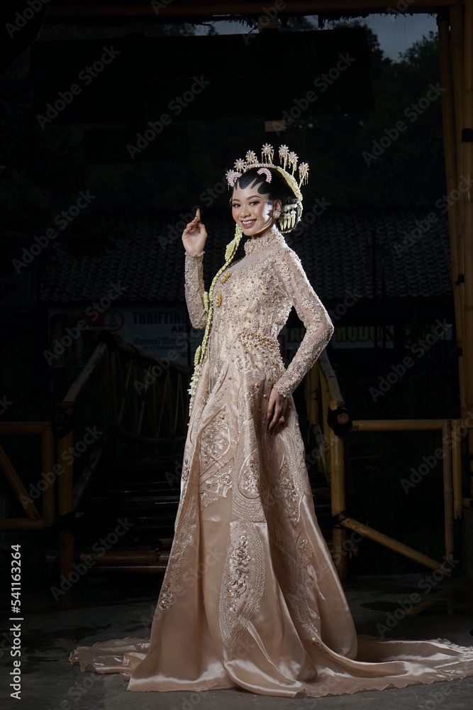 Beautiful model, wearing makeup and Javanese Indonesian wedding dress ...