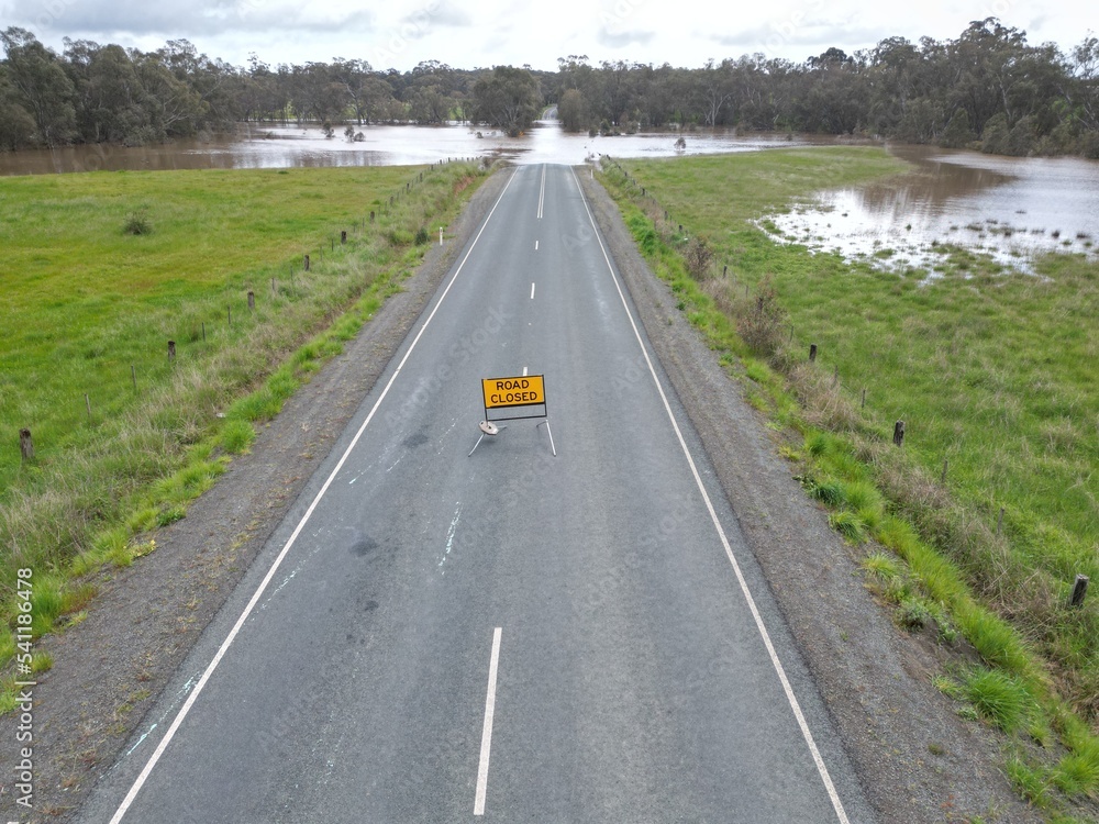 Flooding Axedale village, Campaspe River burst its banks near Bendigo ...
