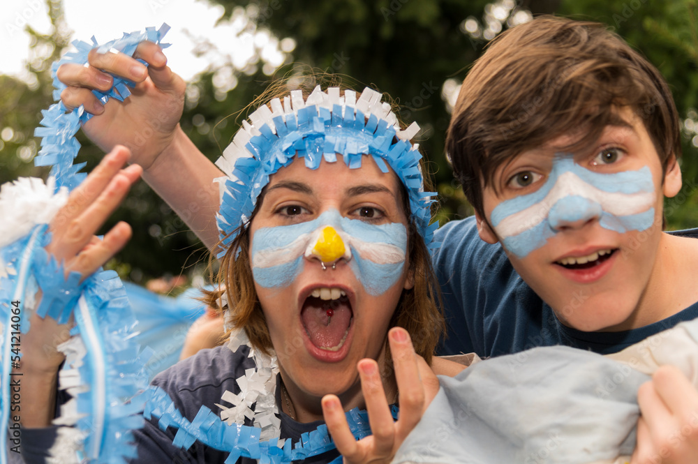 Fanáticos del futbol argentino pintados alentando al seleccionado en el ...