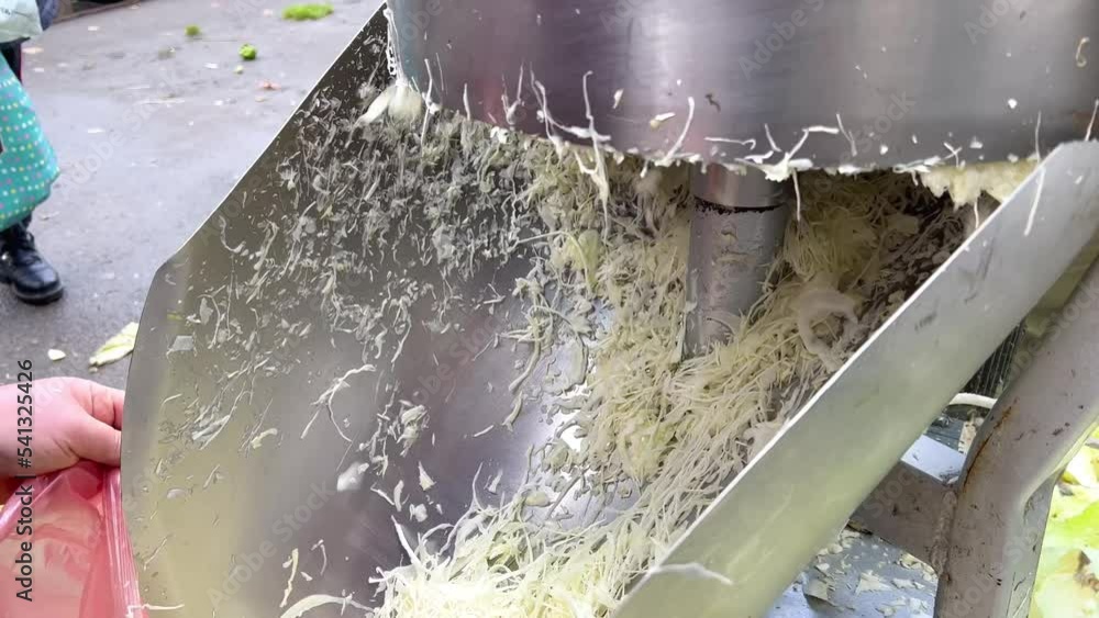 Vidéo Stock The cabbage slicer quickly cuts fresh white cabbage for ...