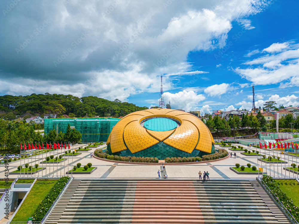 Da Lat, VIETNAM - OCT 9 2022: Top view of Lam Vien square at the bank ...