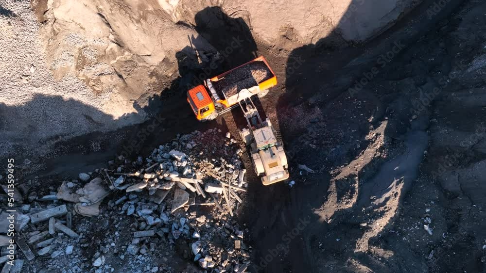 Vidéo Stock Concrete Recycling and asphalt from demolition. Wheal ...
