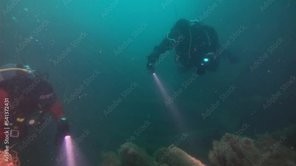 Vidéo Stock Divers Exploring a WWI German wreck underwater shot Divers ...