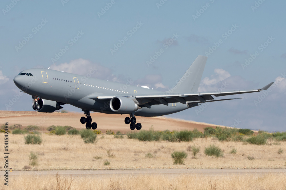 Avión de transporte, cisterna en vuelo MRT A330 Stock Photo | Adobe Stock