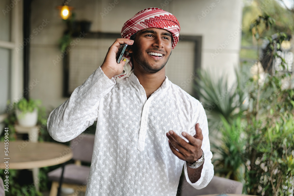 Foto de Indian Muslim Men in Arabic Attire Talking over Phone do Stock ...