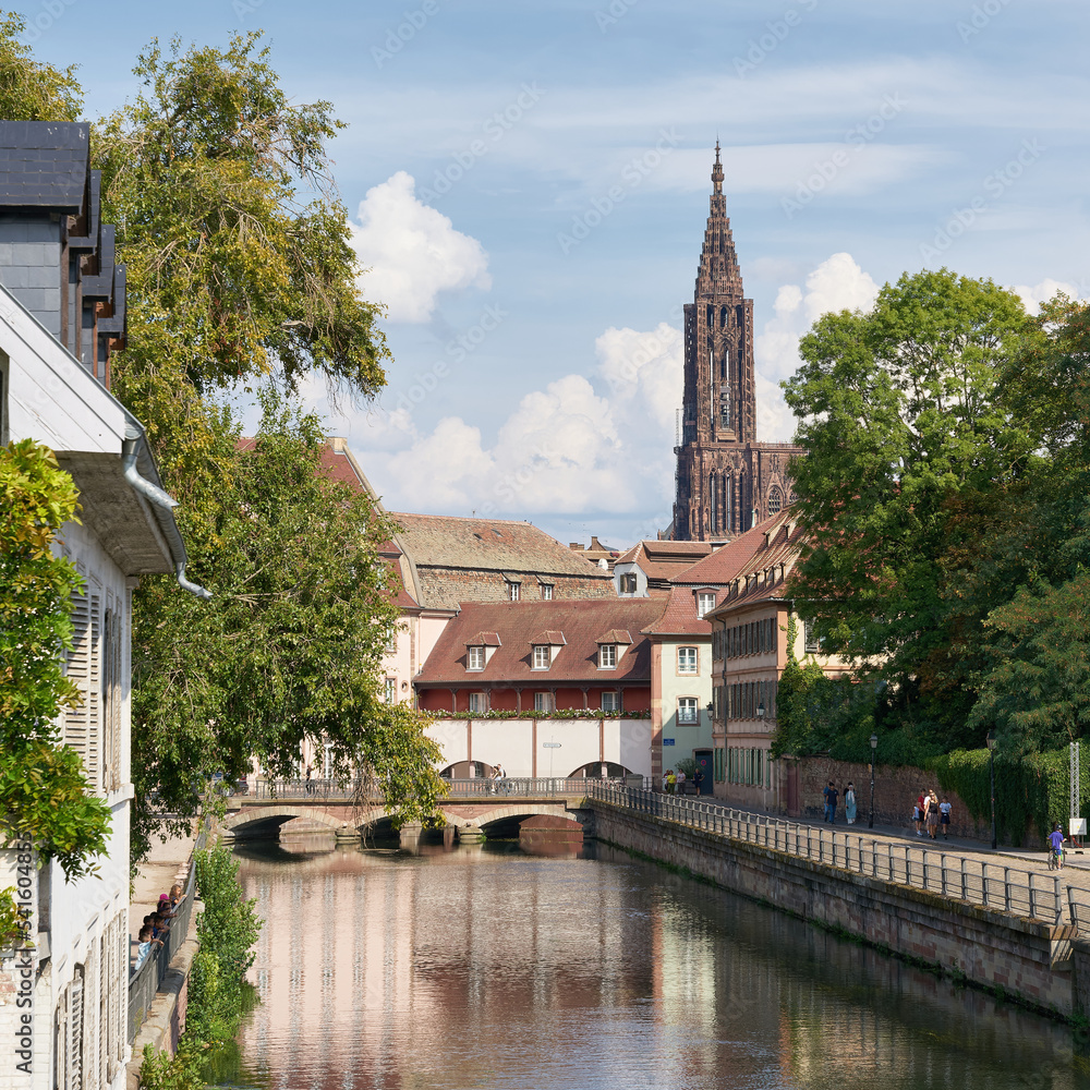 Altstadt von Straßburg in Frankreich am Fluss Ill. Im Hintergrund das ...