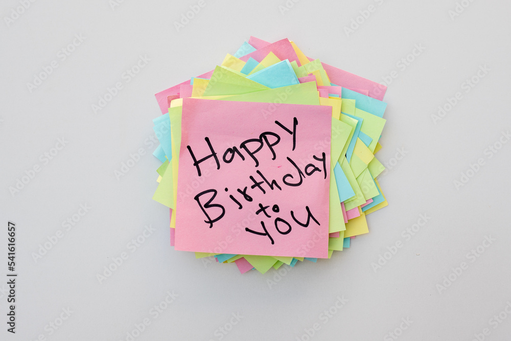 Happy birthday to you hand written note on a sticky note pad foto de ...